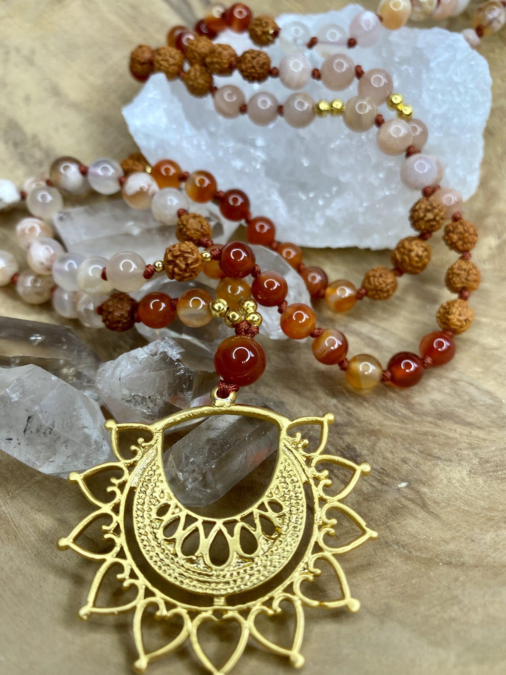 Mala lithothérapie "Lakshmi" Cornaline, pierre de soleil, agate fleur ...